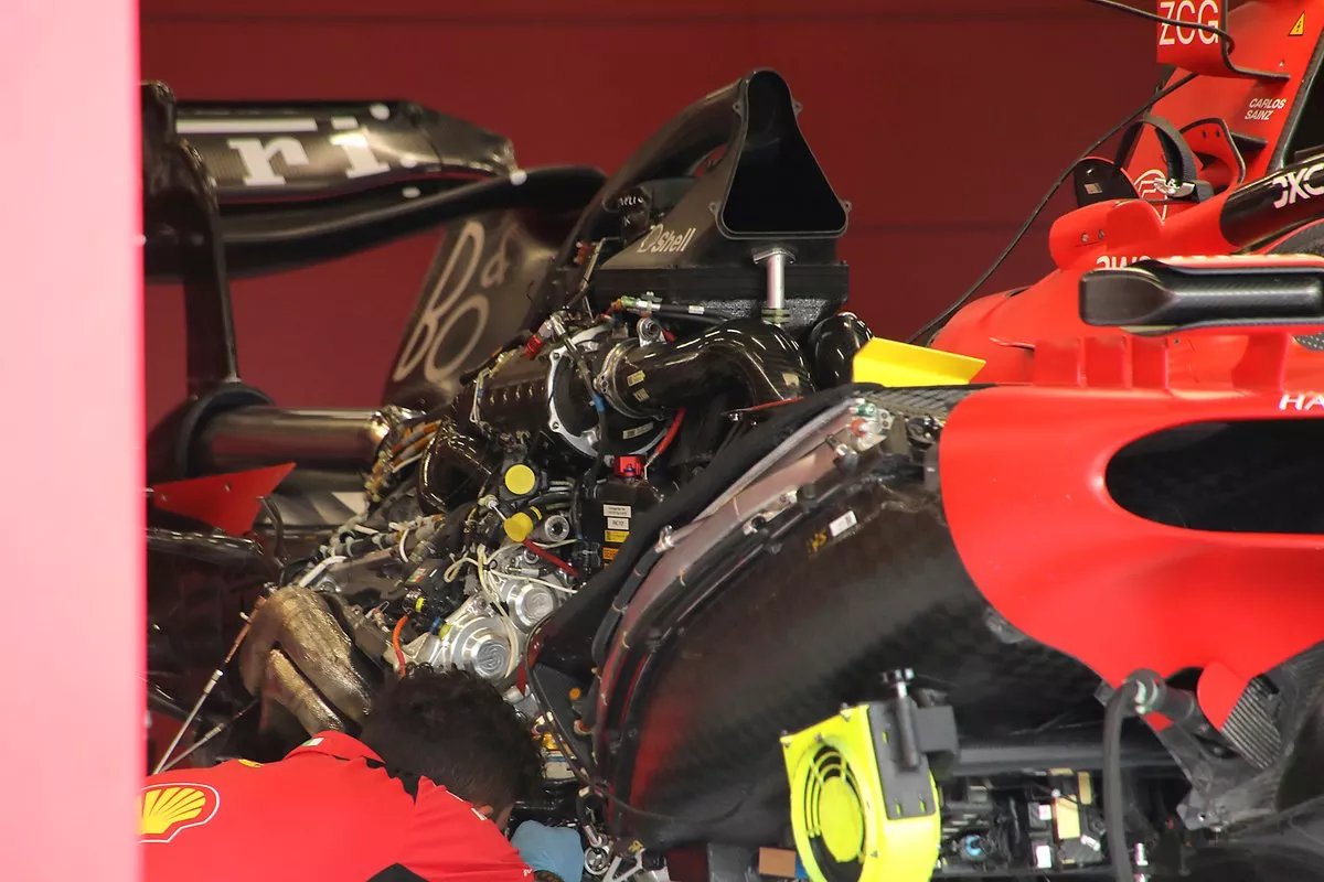 F1, Ferrari: analyzing power unit 066/7 disassembled from chassis ...