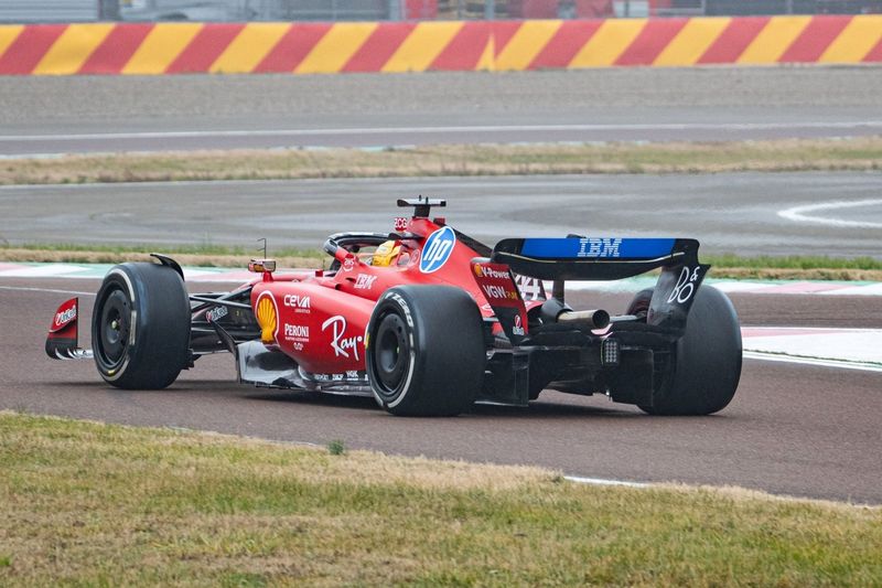F1 | L'esordio di Hamilton in Ferrari termina dopo 30 giri fatti a Fiorano