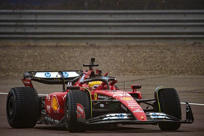 F1 | L'esordio di Hamilton in Ferrari termina dopo 30 giri fatti a Fiorano