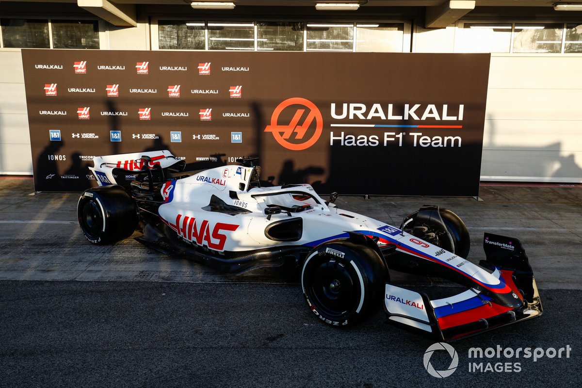 Haas F1 Team haalt in pitstraat Barcelona doek van VF-22