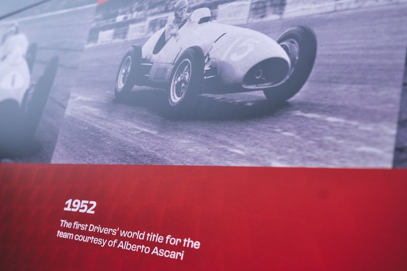 F1 | Ferrari celebra il suo DNA sportivo con due timeline nel box