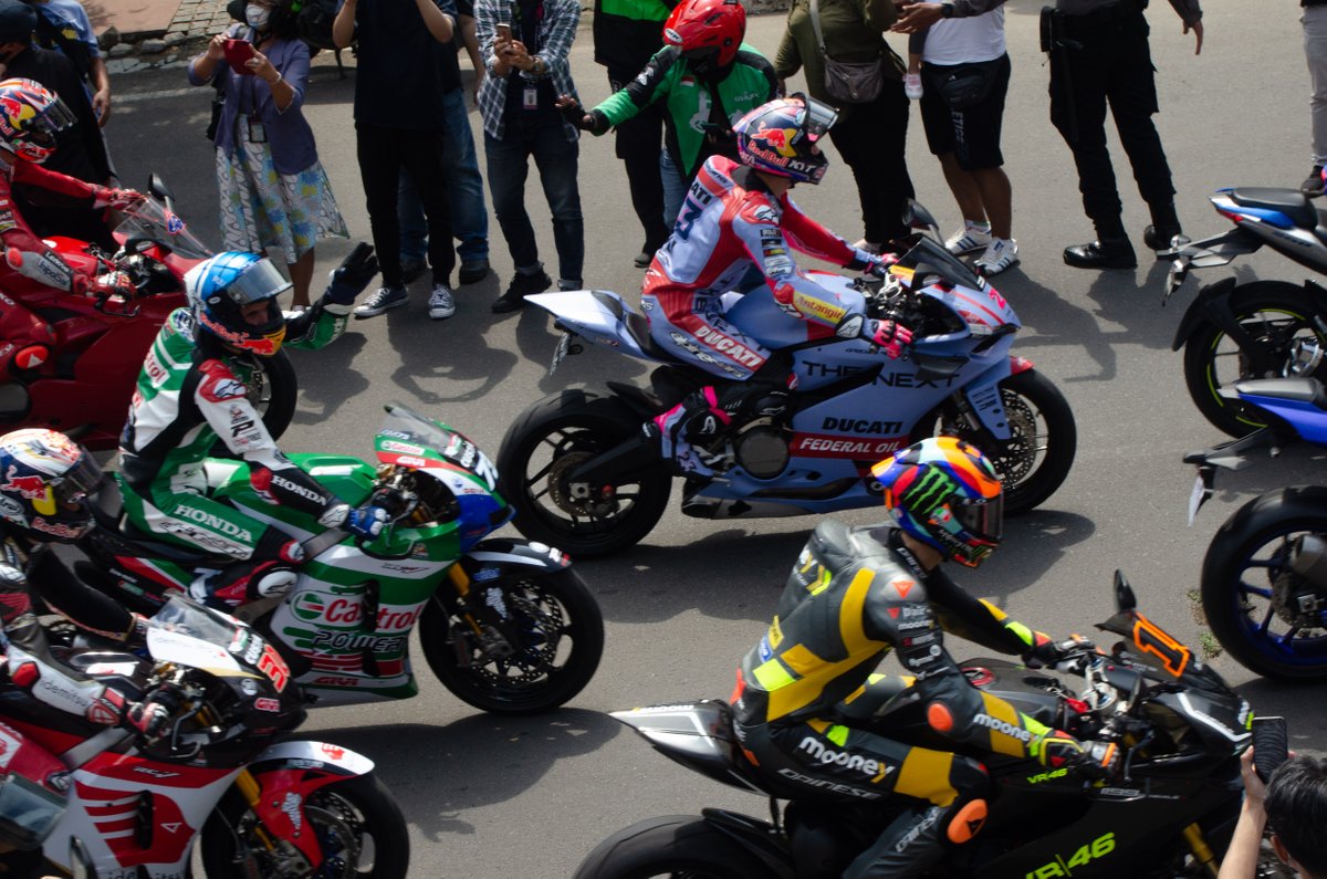 Galeri Parade MotoGP Indonesia: Pembalap Tak Risih Didekati Penggemar