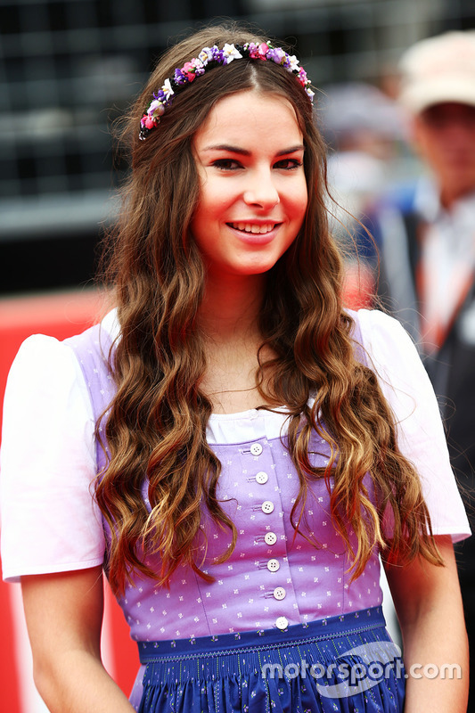 Grid Girls da Áustria usaram trajes típicos; confira