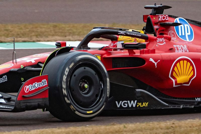 F1 | L'esordio di Hamilton in Ferrari termina dopo 30 giri fatti a Fiorano