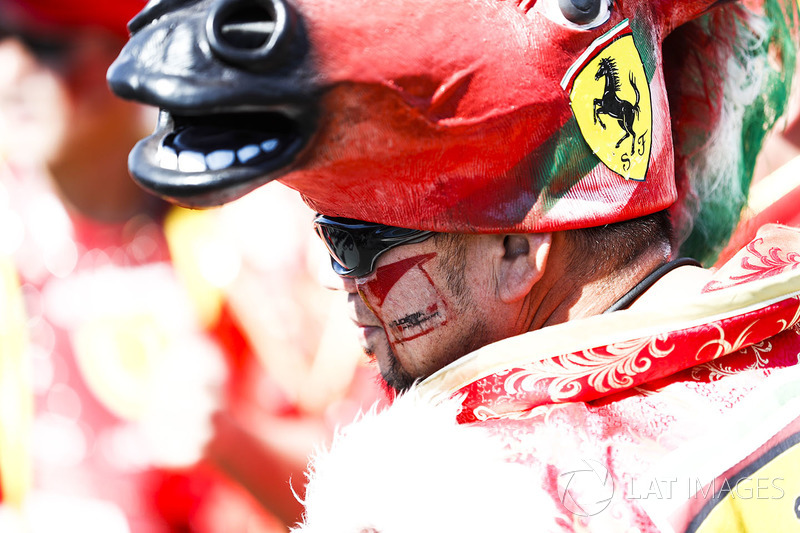 A Ferrari fan bei Suzuka - Formel 1 Fotos