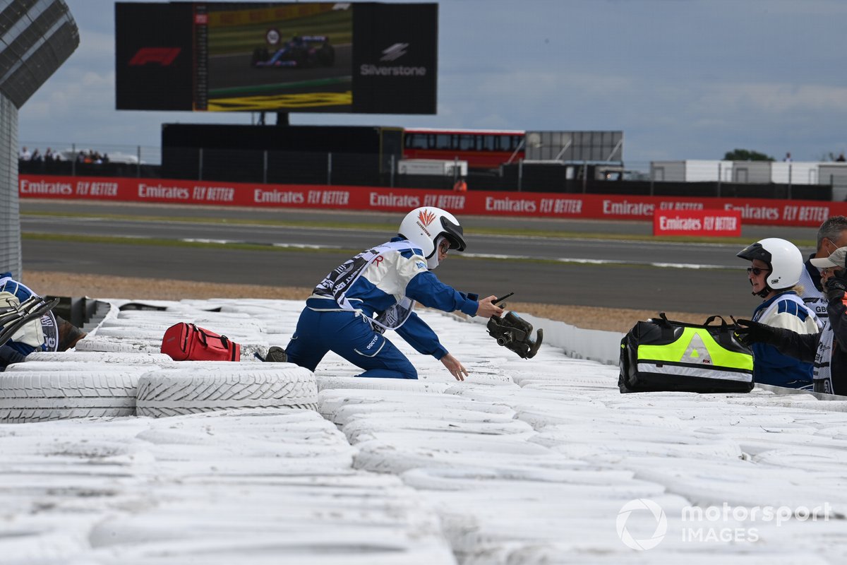Photos - L'impressionnant crash de Zhou Guanyu à Silverstone