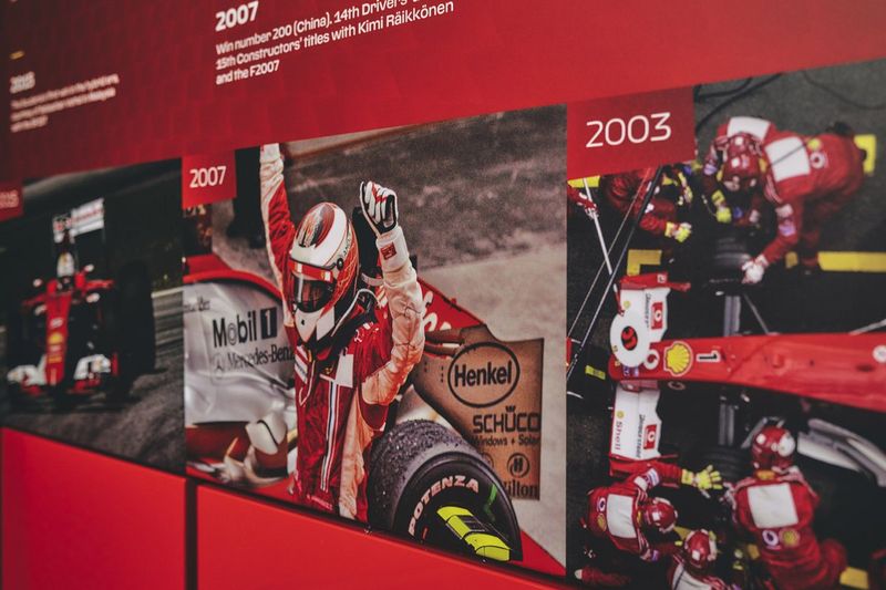 F1 | Ferrari celebra il suo DNA sportivo con due timeline nel box