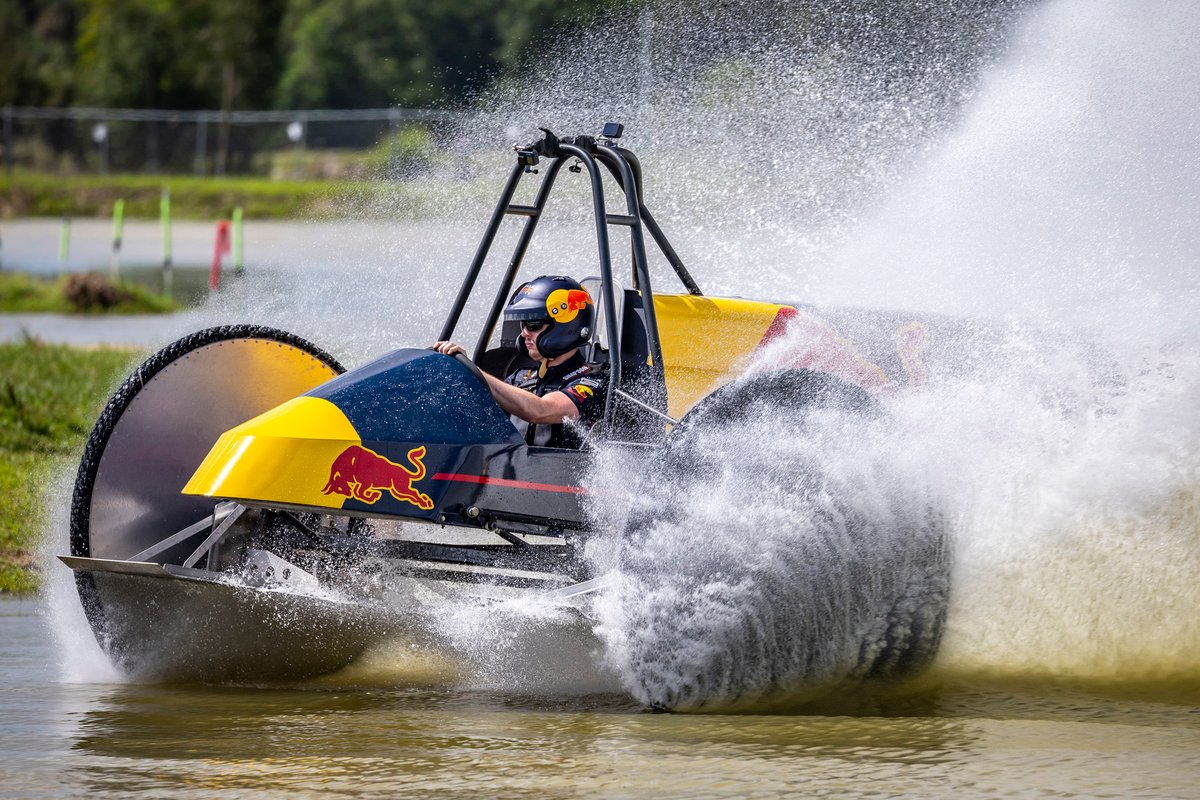 VIDEO: Verstappen en Tsunoda gaan uit hun dak in een Swamp Buggy
