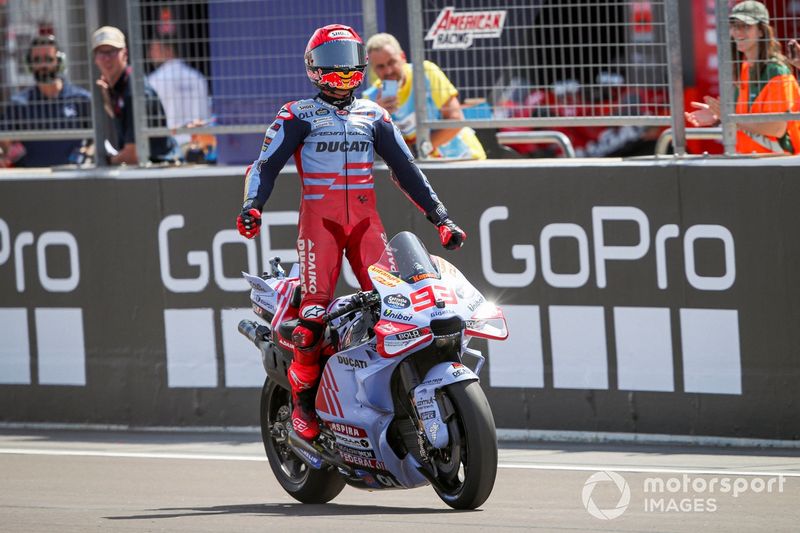 Vídeos: así ha sido la celebración de Márquez tras 1043 días sin victorias