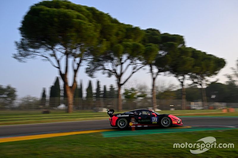 Photo Gallery Ferrari Challenge | The Friday brawl in Imola