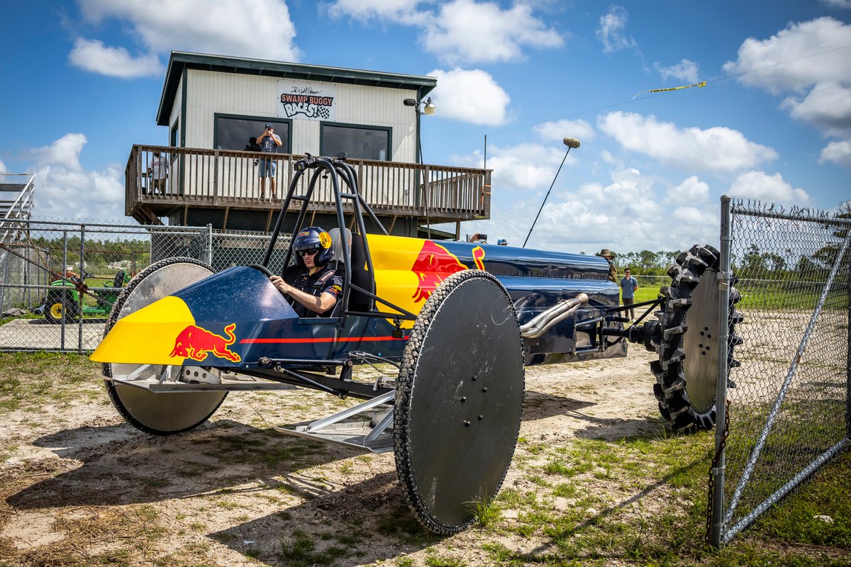 VIDEO: Verstappen en Tsunoda gaan uit hun dak in een Swamp Buggy