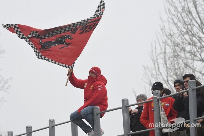 Ferrari estrena el F1-75 bajo la niebla en Fiorano