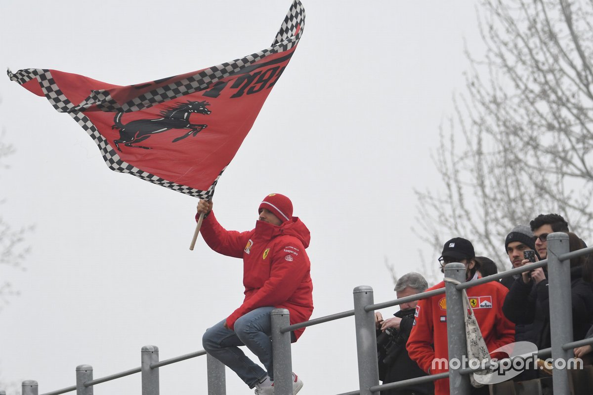 Ferrari estrena el F1-75 bajo la niebla en Fiorano