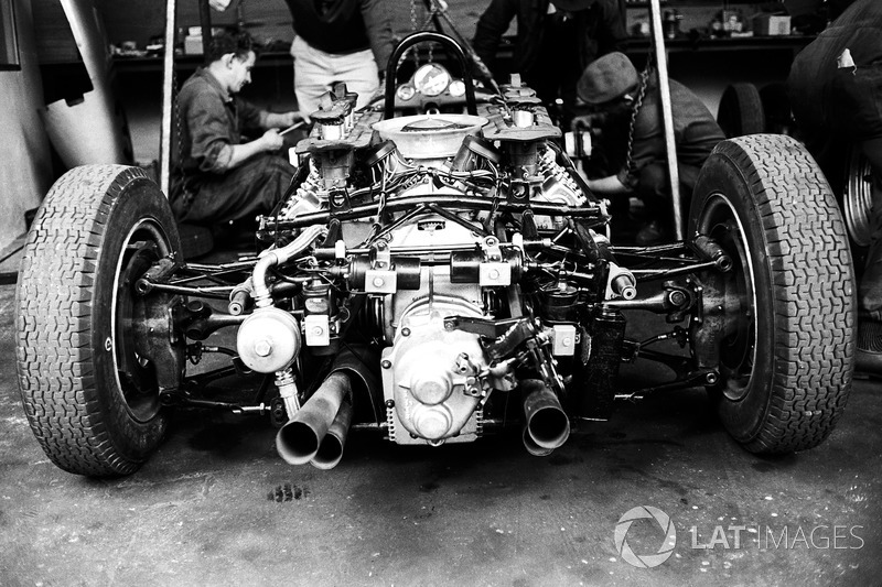 The air-cooled Flat Eight engine that powered the Porsche 804 at French ...