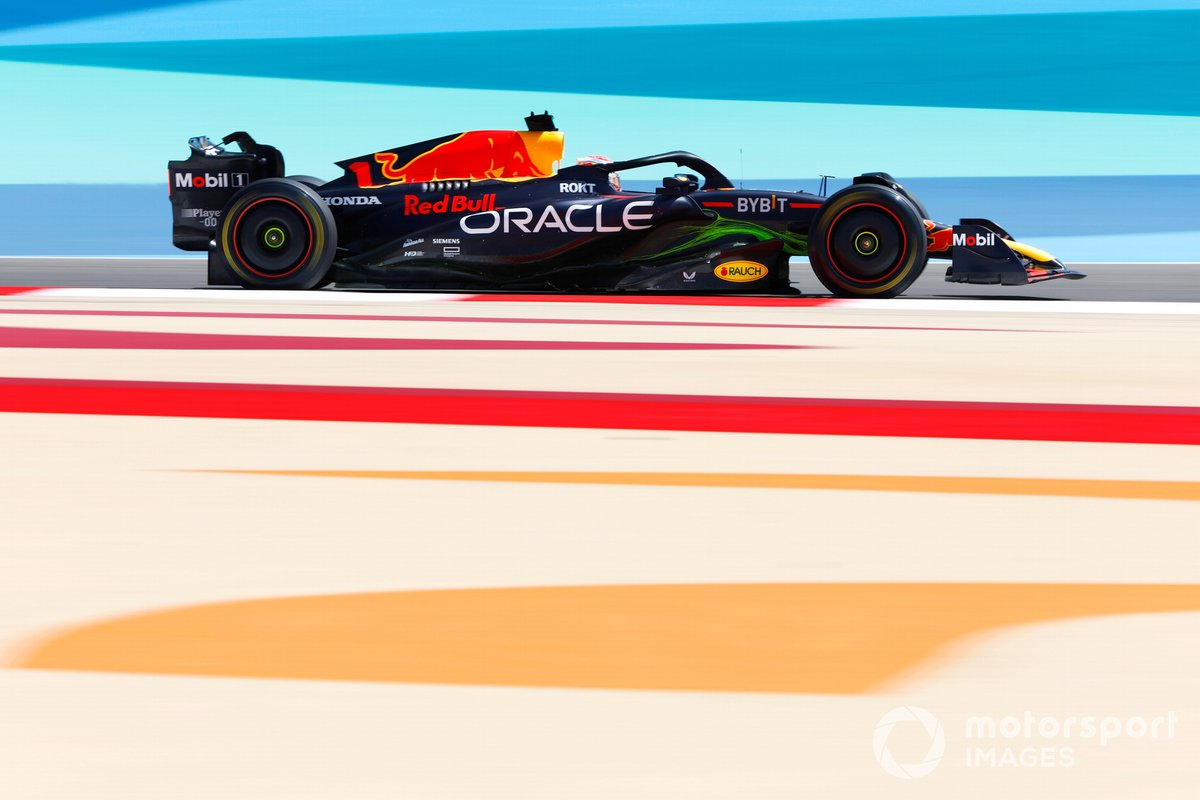 Hamilton espió el nuevo Red Bull RB19 de F1 en Bahréin
