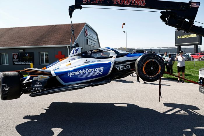 Kyle Larson hits wall, crashes during Indy 500 open test