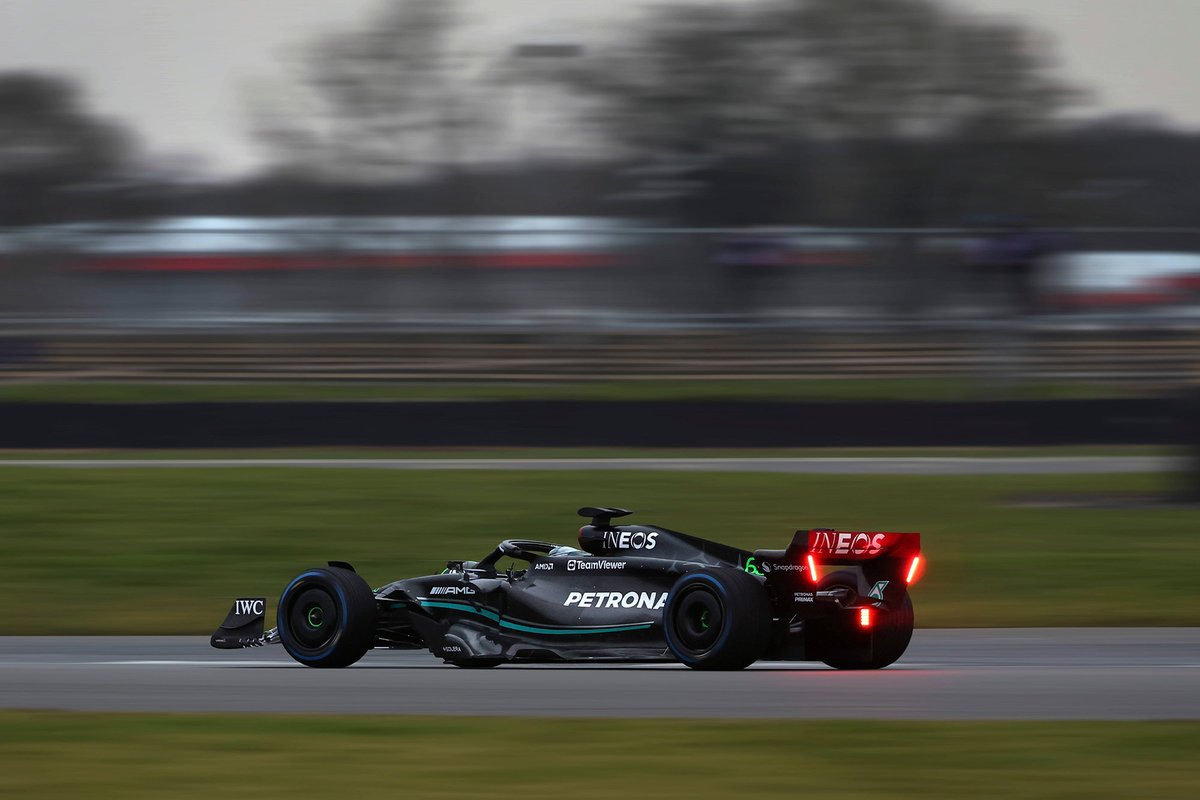 VIDEO y FOTOS: El Mercedes W14 en la pista de Silverstone
