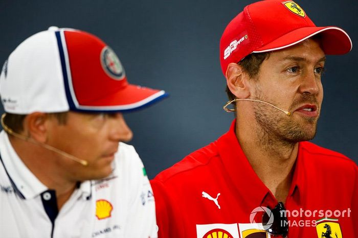 Összeállt a Vettel-Kimi duó, Hamilton odarakta, retro traktor