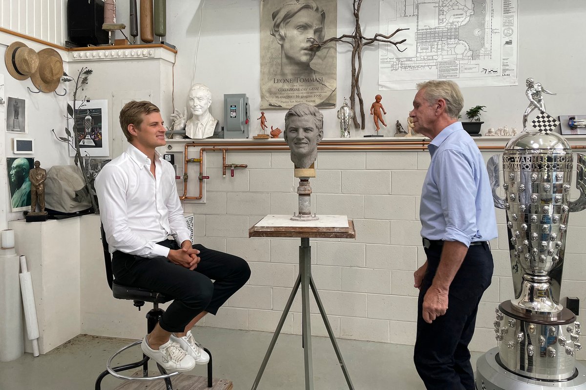 Indy-500-Sieger Marcus Ericsson steht Modell für die Borg-Warner-Trophy