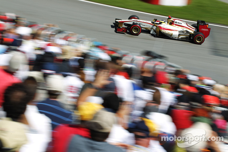 HRT ready to leave Marussia at back of grid