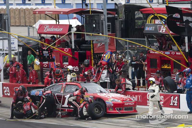 Stewart rallies to earn top-five at Kansas