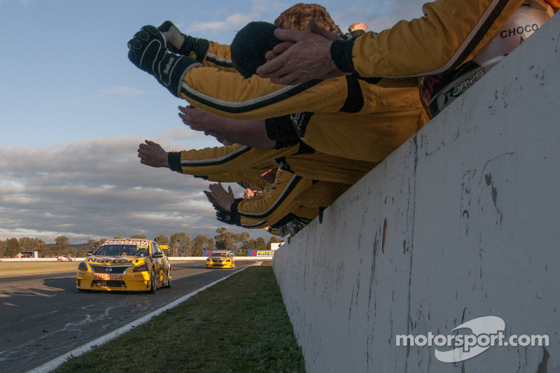James Moffat takes Nissan inside the top 10 in ANZAC Day V8 race
