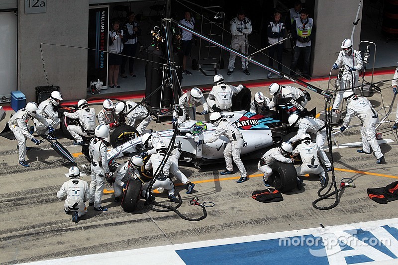 Williams drivers caught out by team's quick pitstops
