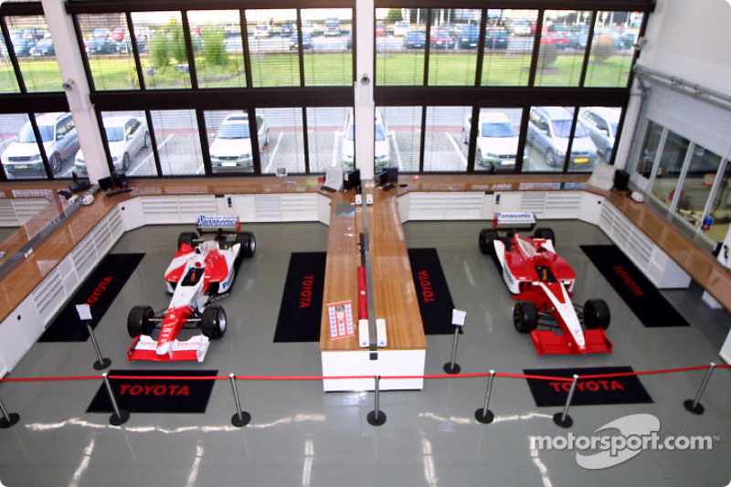 F1 Workshop - Assembly bay at Toyota TF104 launch, Cologne