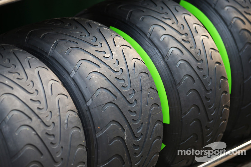 Pirelli intermediates op Maleisische GP - Formule 1 foto's