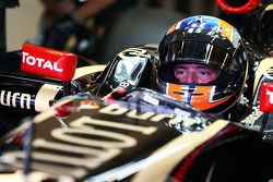 Alex Lynn and Jolyon Palmer impress on F1 test debuts