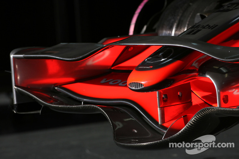 McLaren MP4-23 new front wing detail at Barcelona February testing